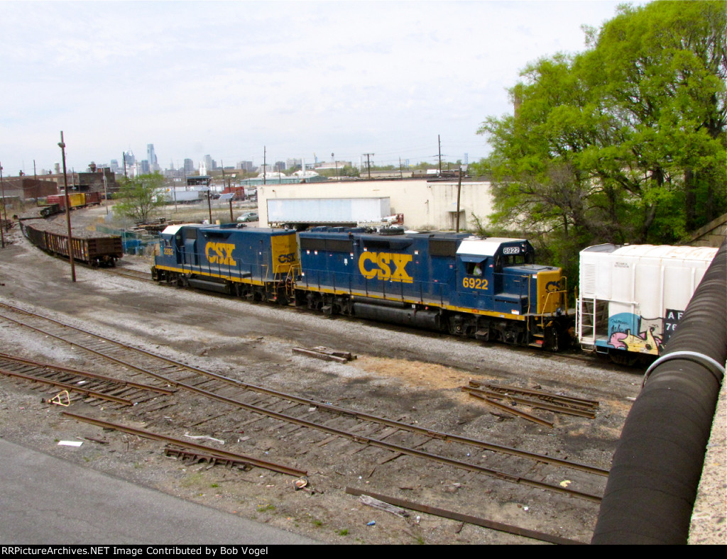 CSX 6922 and 2282